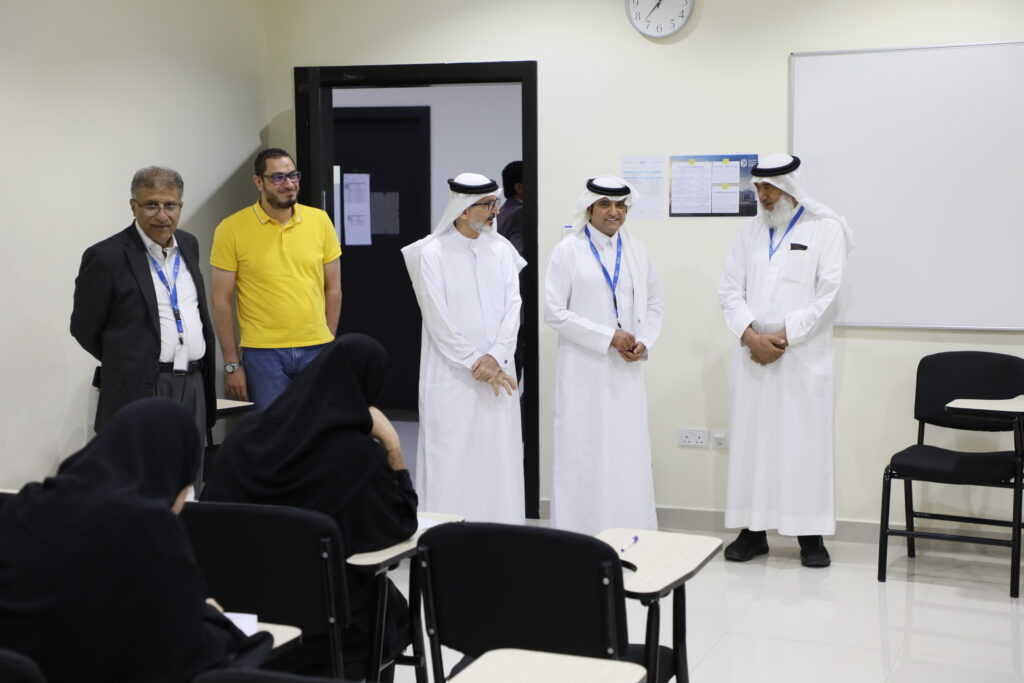 An inspection tour of the university president on the examination halls ...
